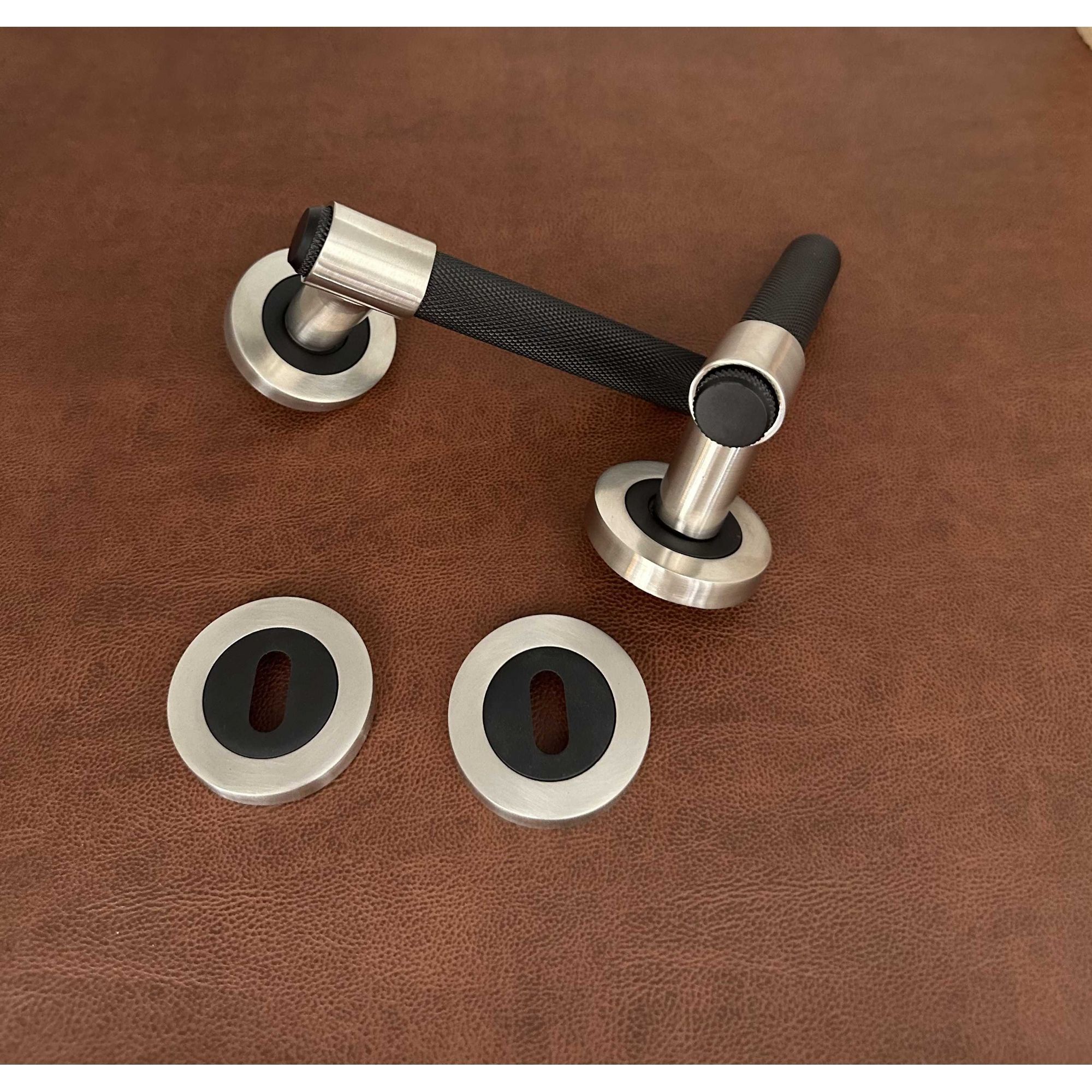 Koldoor Handles ZK62 Punch Mat Siyah İnox Rozetli Oda Kapı Kolu 1 Takım ...