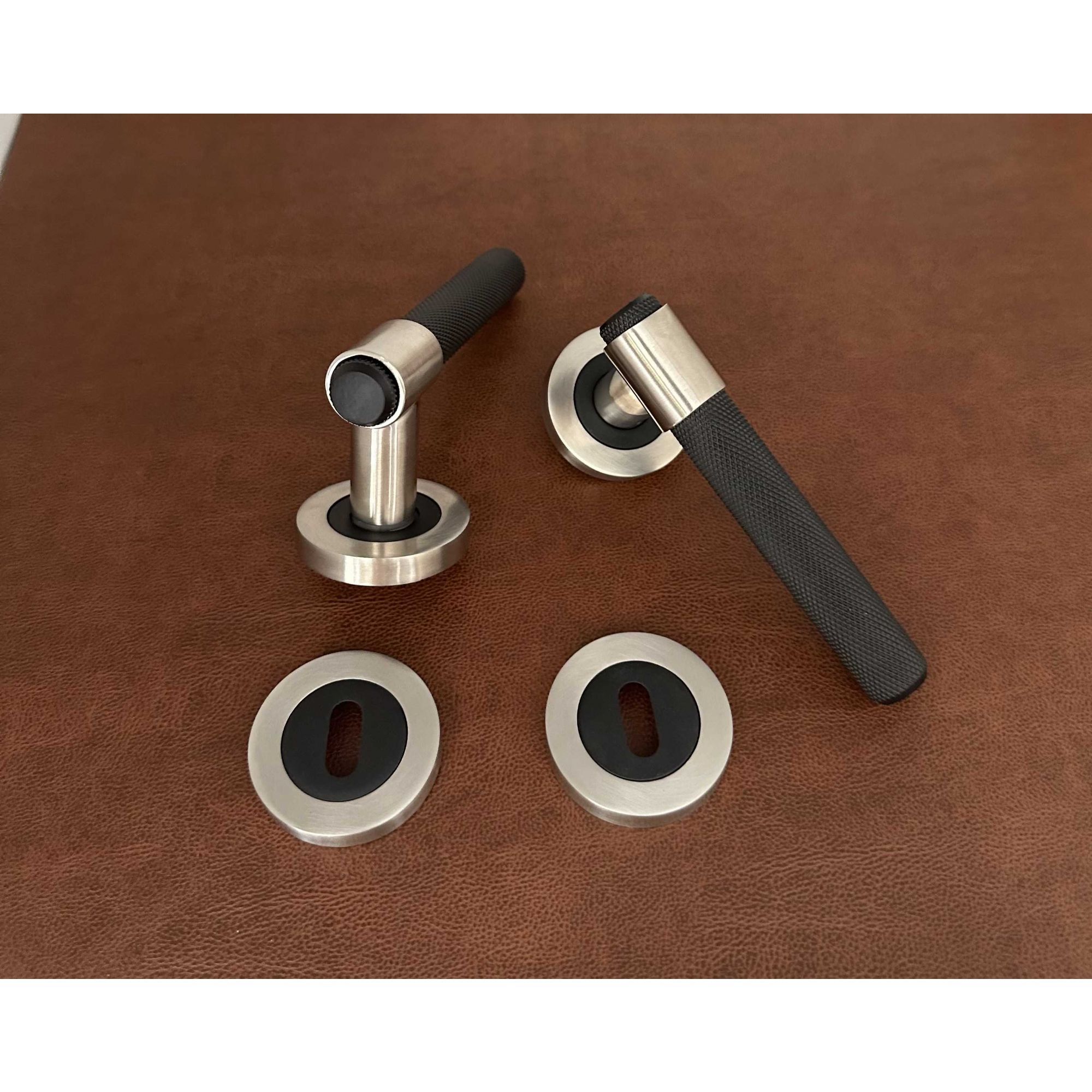 Koldoor Handles ZK62 Punch Mat Siyah İnox Rozetli Oda Kapı Kolu 1 Takım ...