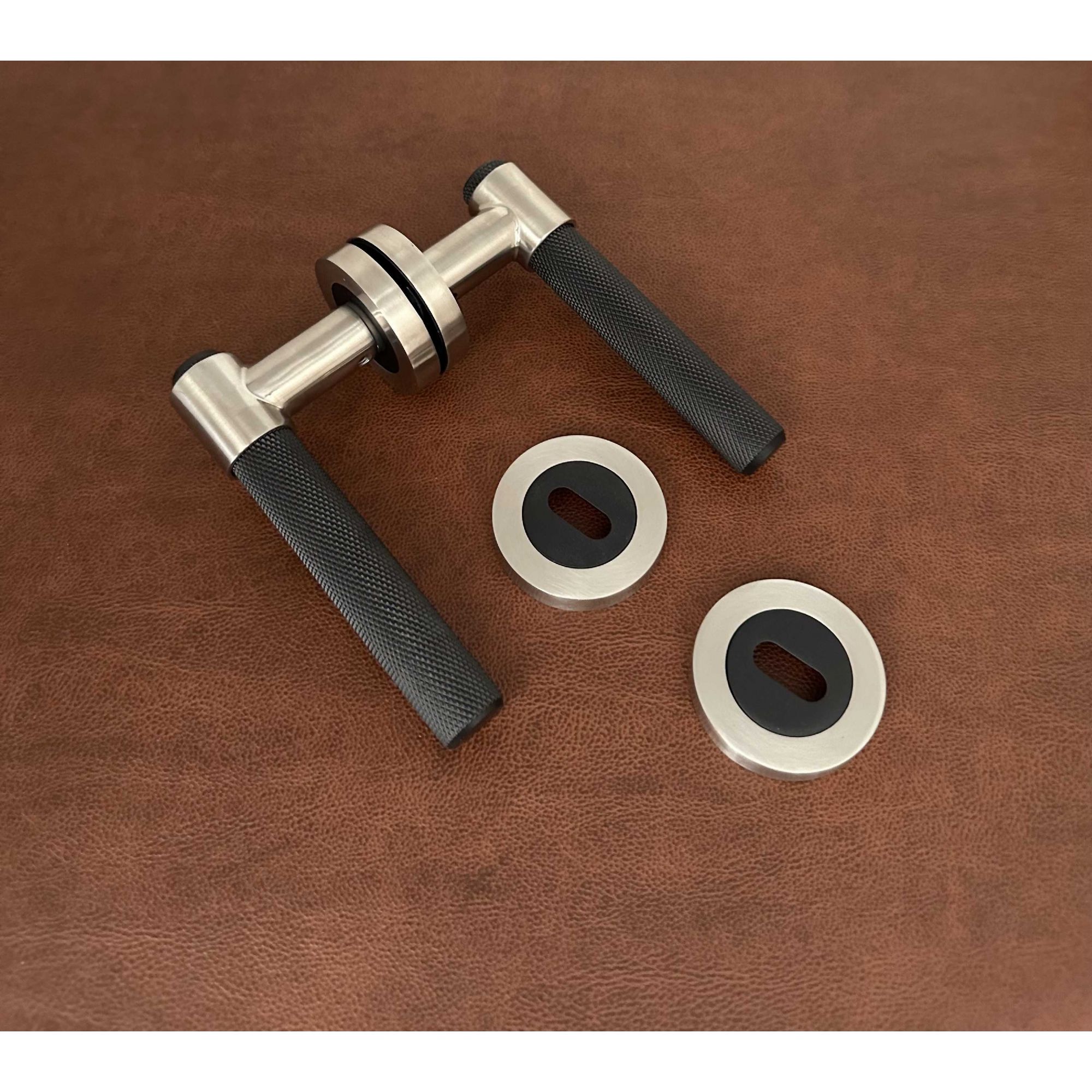 Koldoor Handles ZK62 Punch Mat Siyah İnox Rozetli Oda Kapı Kolu 1 Takım ...